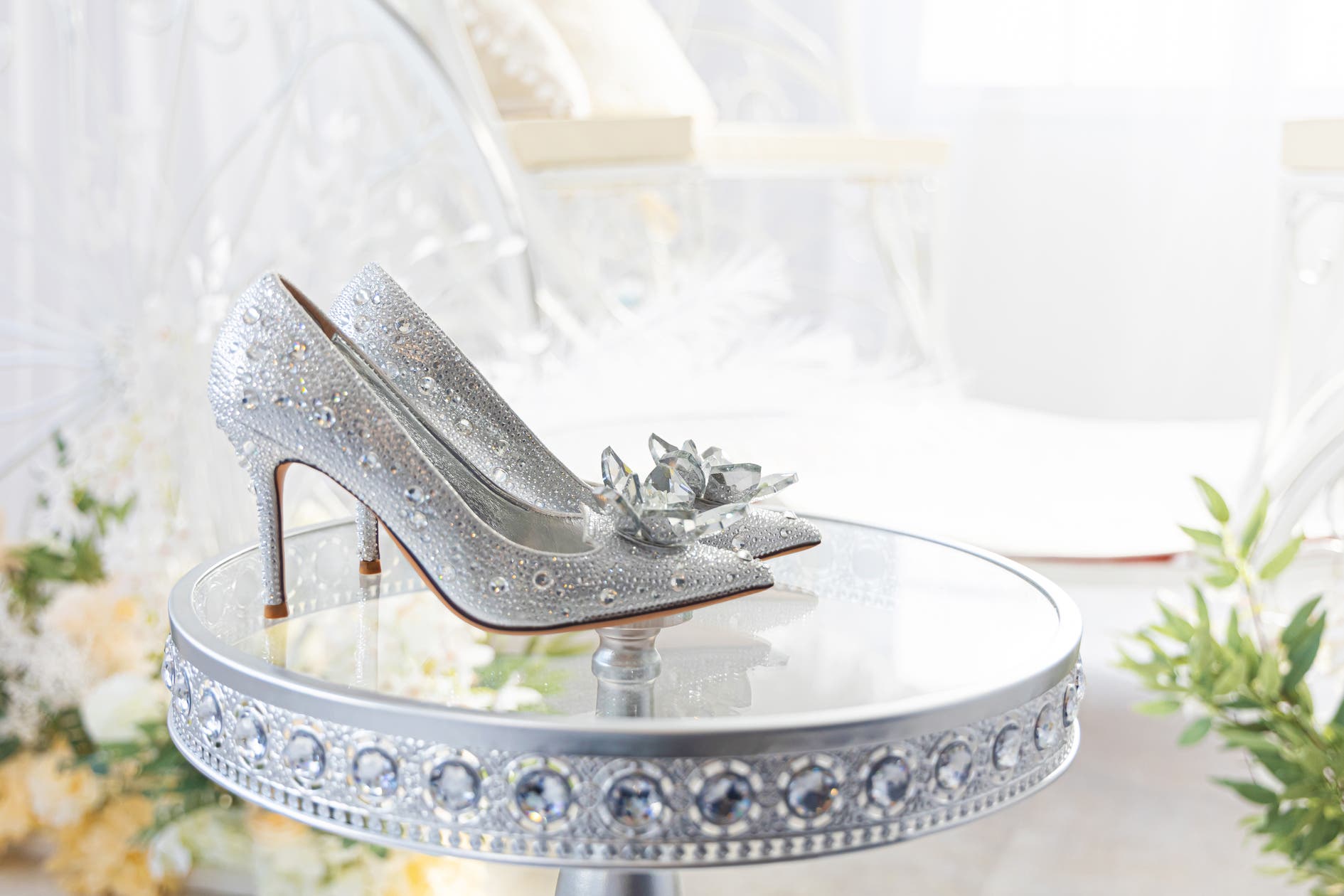 【花とつながる無限・白のファンタジー】４面自然光｜シンデレラ馬車｜満月｜階段｜漆喰白壁｜ドレス着放題！｜撮影機材無料!の写真18