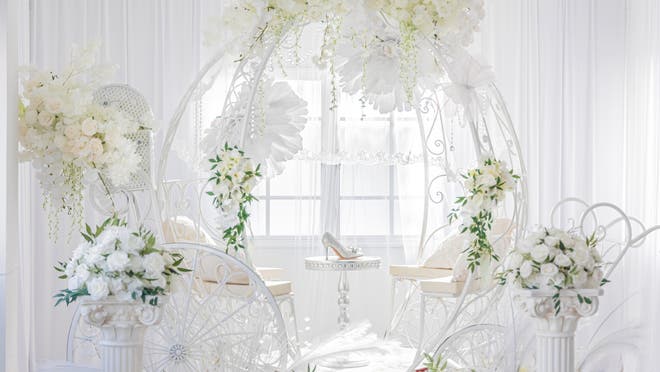 【花とつながる無限・白のファンタジー】4面自然光|シンデレラ馬車|満月|階段|漆喰白壁|ドレス着放題!|撮影機材無料!の写真1