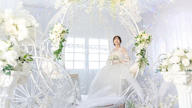 【花とつながる無限・白のファンタジー】4面自然光|シンデレラ馬車|満月|階段|漆喰白壁|ドレス着放題!|撮影機材無料!の写真4