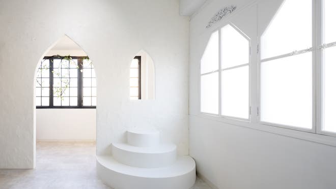 【花とつながる無限・白のファンタジー】4面自然光|シンデレラ馬車|満月|階段|漆喰白壁|ドレス着放題!|撮影機材無料!の写真2