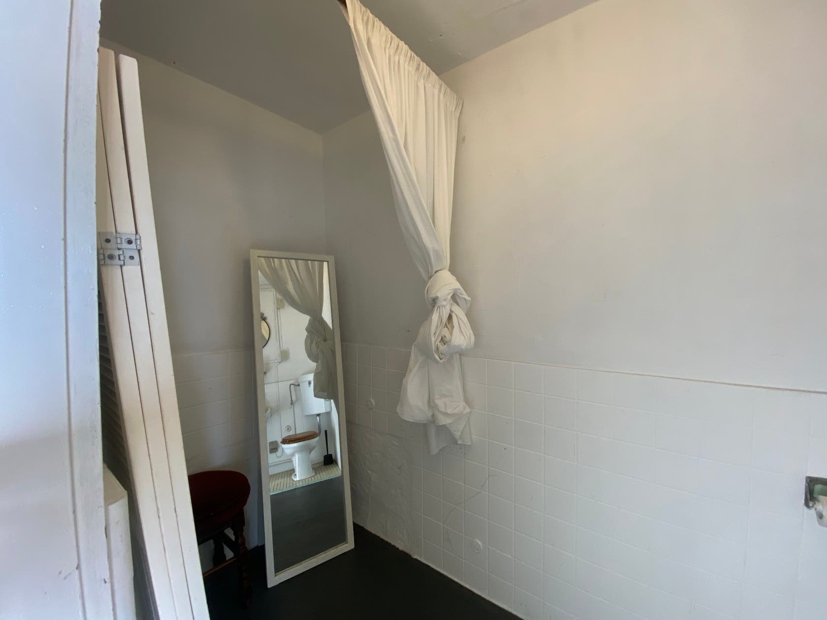 代々木ヴィンテージビル内の非現実的な白壁スタジオの写真18