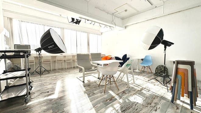 1号店 窓5m自然光◎|新宿西口駅2分/JR新宿駅7分|機材無料◎撮影スタジオ|土足可!エレベーター有|90平米の写真3