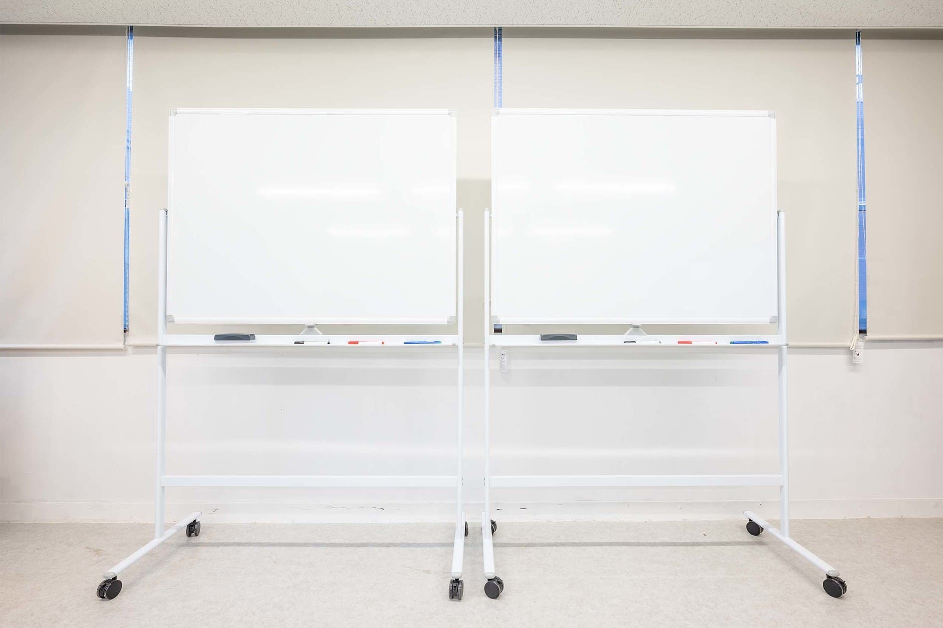 ホワイトボード（2台有、120センチ×90センチ）の画像1