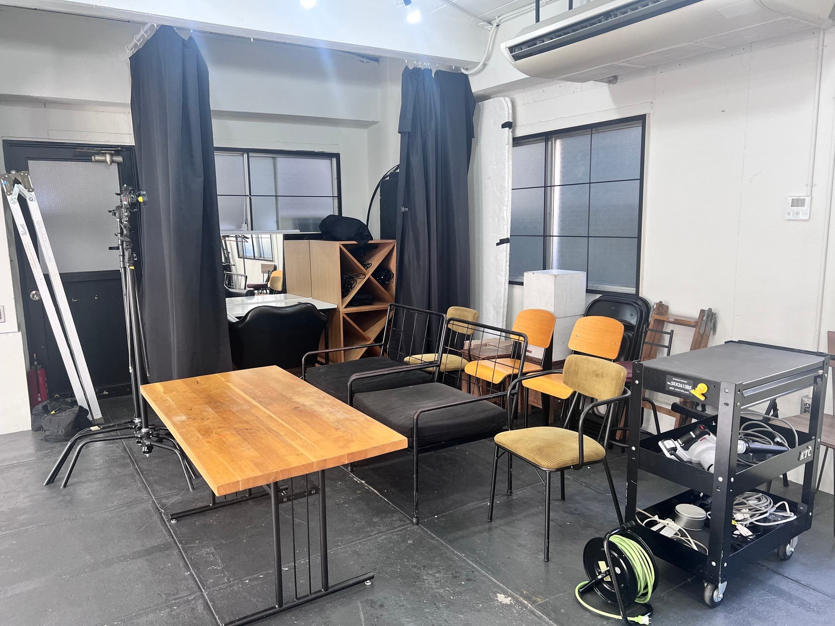 吹抜けのインダストリアルな倉庫型スタジオ。駐車車あり！ ２Fはモルタル床と白壁。の写真27