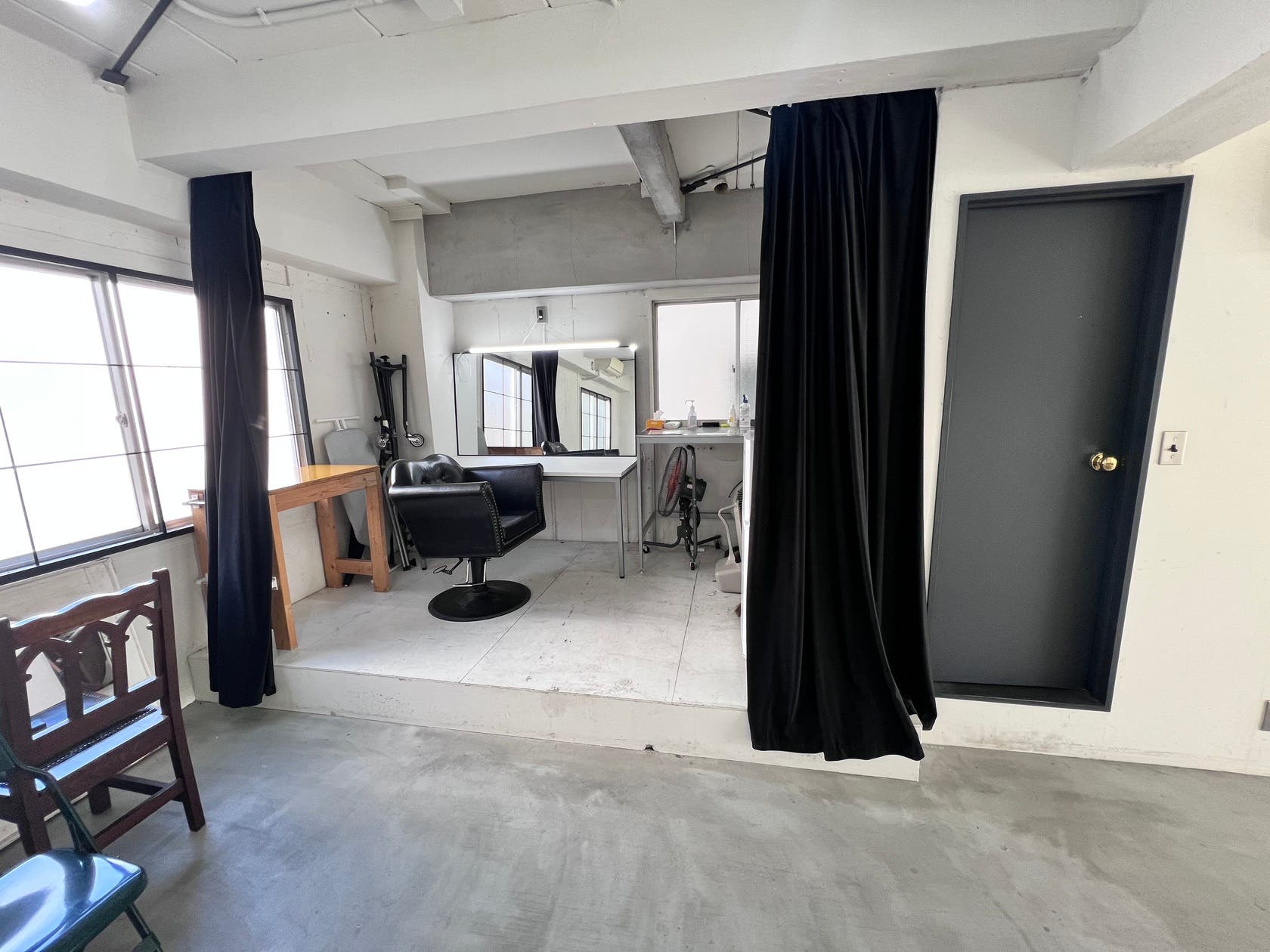 吹抜けのインダストリアルな倉庫型スタジオ。駐車車あり！ ２Fはモルタル床と白壁。の写真28