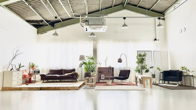 ベストホスト運営✨【目白駅3分】天高5m自然光の入る広い倉庫スタジオ!ダンス練習、窓際・白壁撮影/アンティーク&ビンテージ家具の写真2