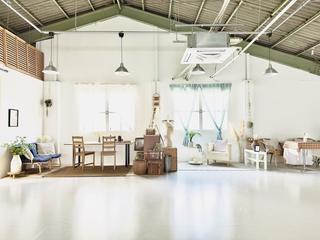 ベストホスト運営✨【目白駅3分】天高5m自然光の入る広い倉庫スタジオ！ダンス練習、窓際・白壁撮影/アンティーク&ビンテージ家具の写真10