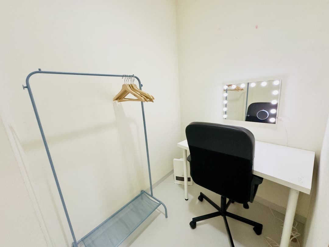 ベストホスト運営✨【目白駅3分】天高5m自然光の入る広い倉庫スタジオ！ダンス練習、窓際・白壁撮影/アンティーク&ビンテージ家具の写真23