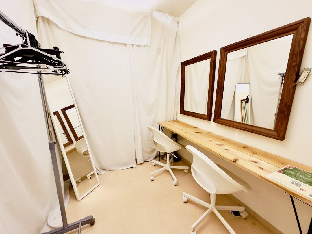 ベストホスト運営✨【目白駅3分】天高5m自然光の入る広い倉庫スタジオ！ダンス練習、窓際・白壁撮影/アンティーク&ビンテージ家具の写真24