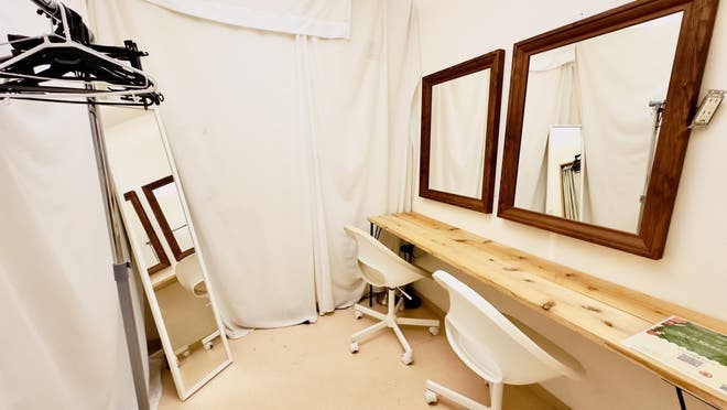 ベストホスト運営✨【目白駅3分】天高5m自然光の入る広い倉庫スタジオ!ダンス練習、窓際・白壁撮影/アンティーク&ビンテージ家具の写真24