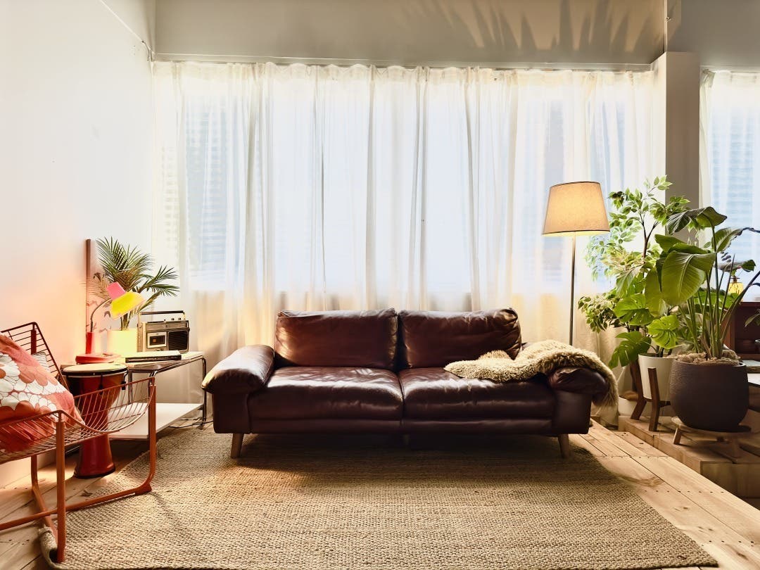 ベストホスト運営✨【目白駅3分】天高5m自然光の入る広い倉庫スタジオ！ダンス練習、窓際・白壁撮影/アンティーク&ビンテージ家具の写真6