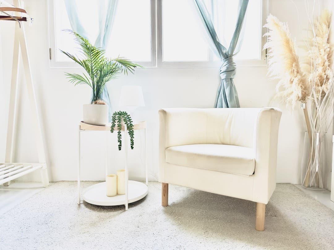 ベストホスト運営✨【目白駅3分】天高5m自然光の入る広い倉庫スタジオ！ダンス練習、窓際・白壁撮影/アンティーク&ビンテージ家具の写真13