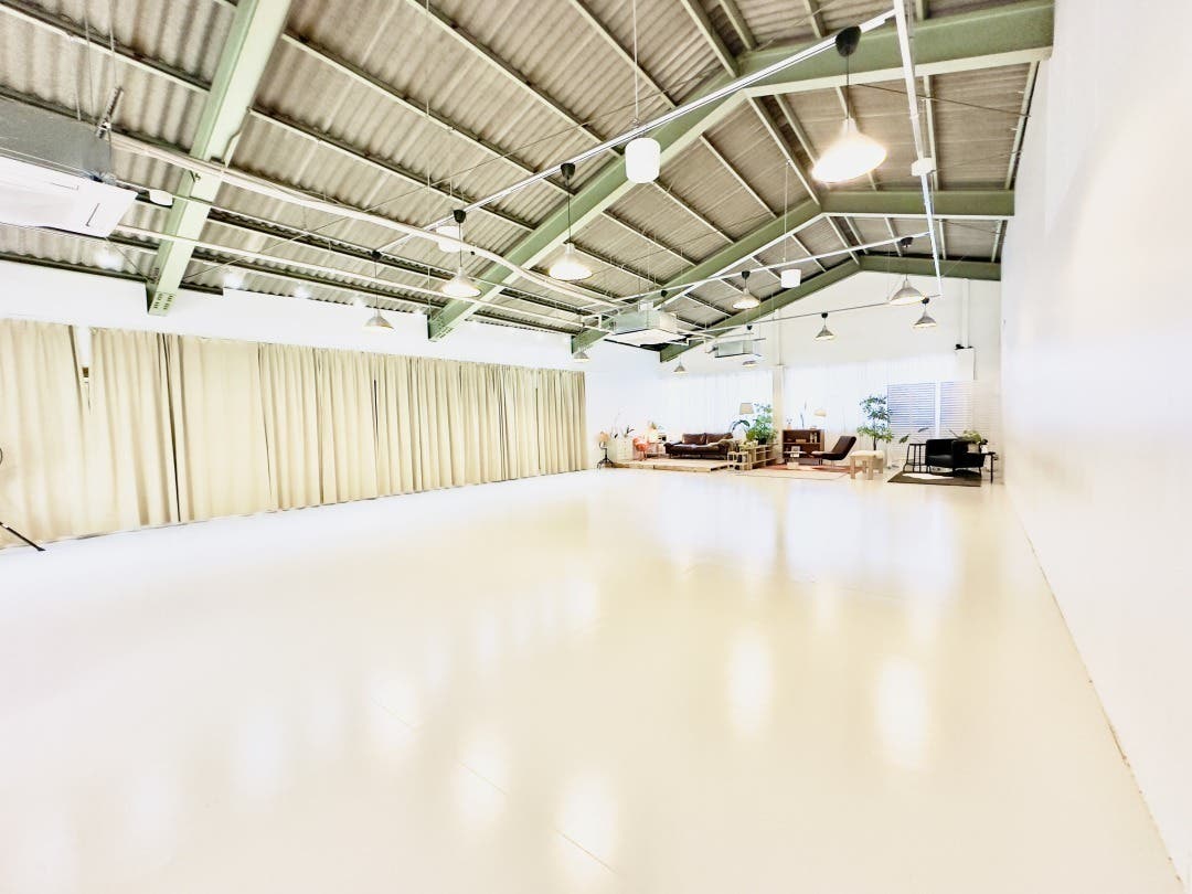 ベストホスト運営✨【目白駅3分】天高5m自然光の入る広い倉庫スタジオ！ダンス練習、窓際・白壁撮影/アンティーク&ビンテージ家具の写真5