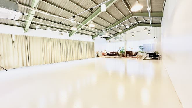 ベストホスト運営✨【目白駅3分】天高5m自然光の入る広い倉庫スタジオ!ダンス練習、窓際・白壁撮影/アンティーク&ビンテージ家具の写真5