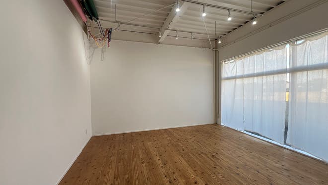 優しい自然光の入るフローリングスタジオの写真2