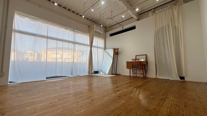 優しい自然光の入るフローリングスタジオの写真1