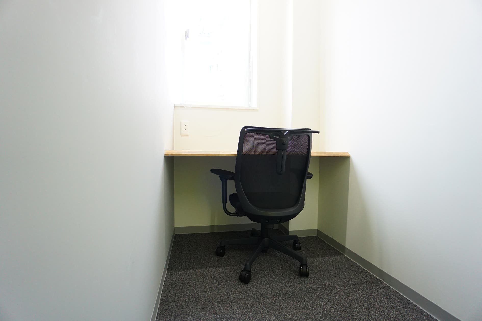 ＜ハニーコムコム稲毛 ワークNo.11＞半個室のコワーキングスペース💻声出し不可🚫光回線Wi-Fi📶電源🔌テレワーク/自習の写真5