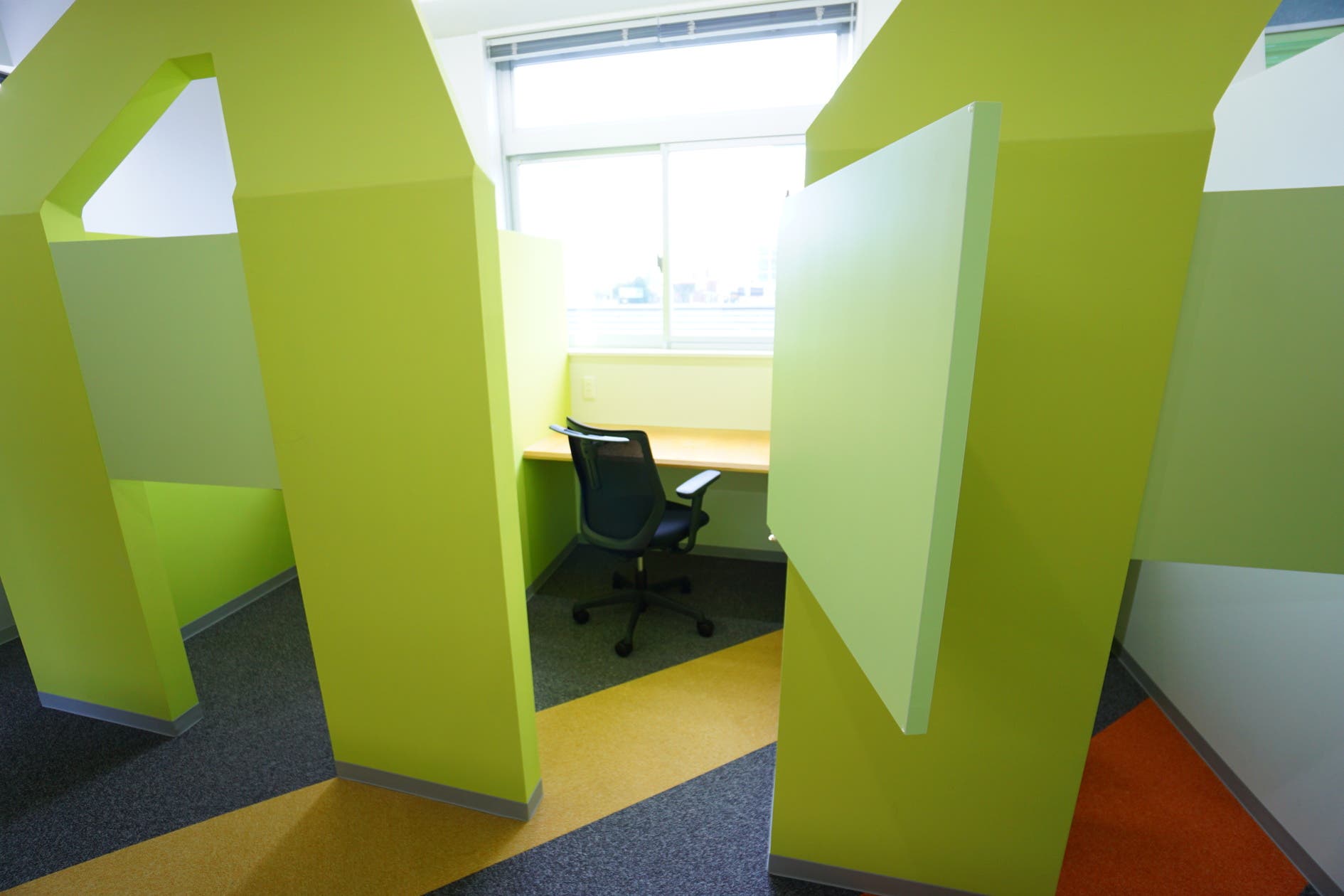 ＜ハニーコムコム稲毛 ワークNo.13＞半個室のコワーキングスペース💻声出し不可🚫光回線Wi-Fi📶電源🔌テレワーク/自習の写真1