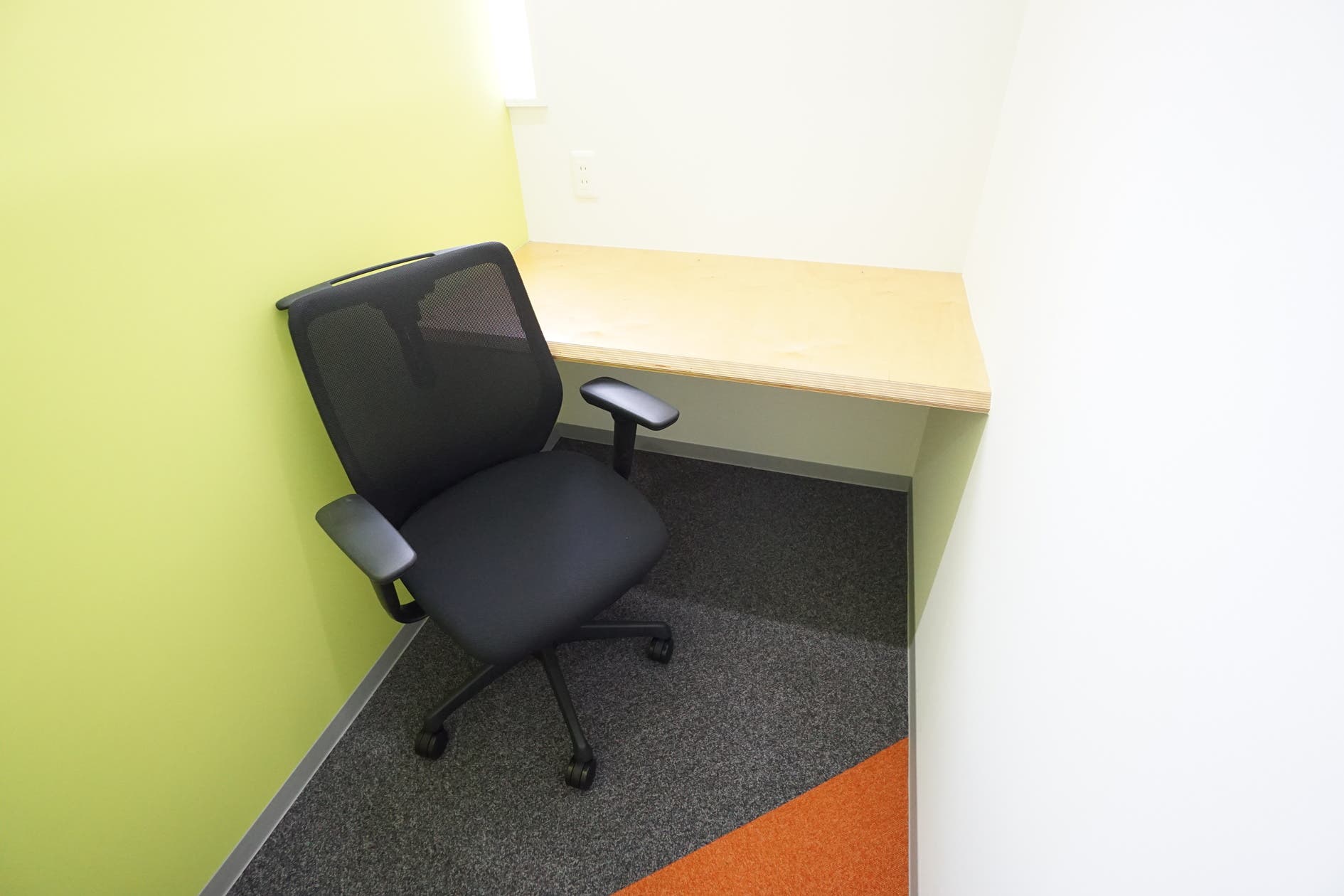 ＜ハニーコムコム稲毛 ワークNo.13＞半個室のコワーキングスペース💻声出し不可🚫光回線Wi-Fi📶電源🔌テレワーク/自習の写真2