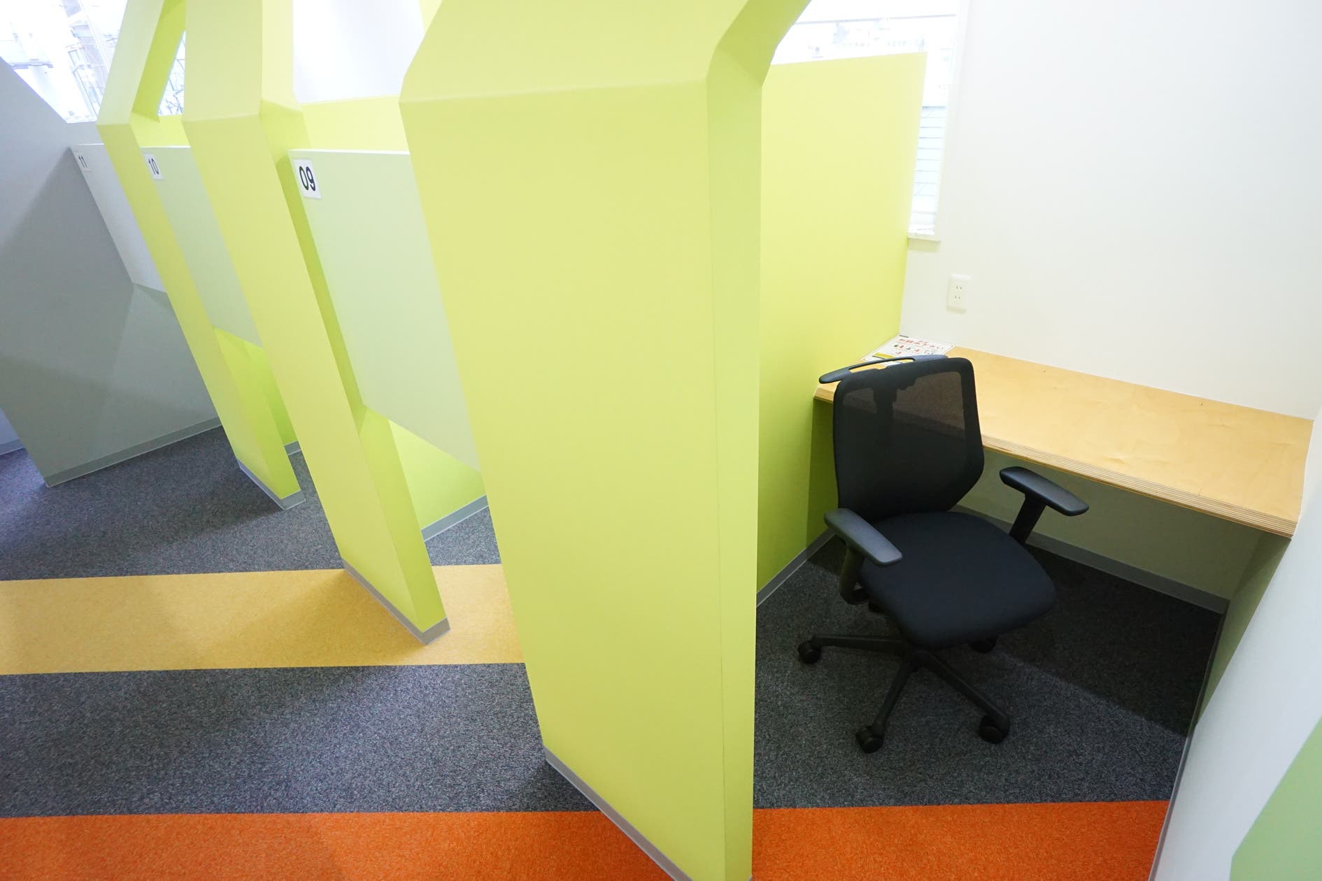 ＜ハニーコムコム稲毛 ワークNo.13＞半個室のコワーキングスペース💻声出し不可🚫光回線Wi-Fi📶電源🔌テレワーク/自習の写真3