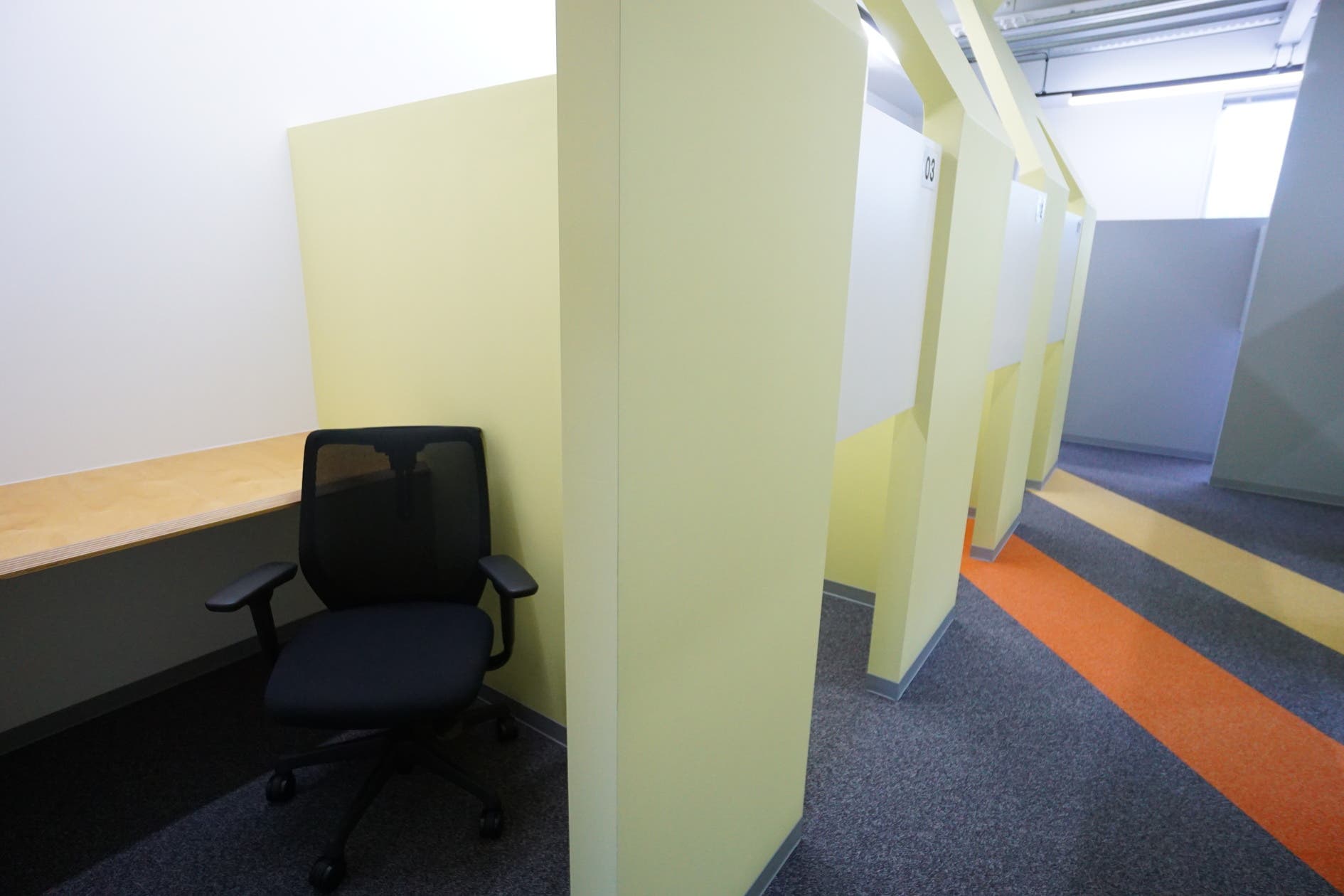 ＜ハニーコムコム稲毛 ワークNo.13＞半個室のコワーキングスペース💻声出し不可🚫光回線Wi-Fi📶電源🔌テレワーク/自習の写真4