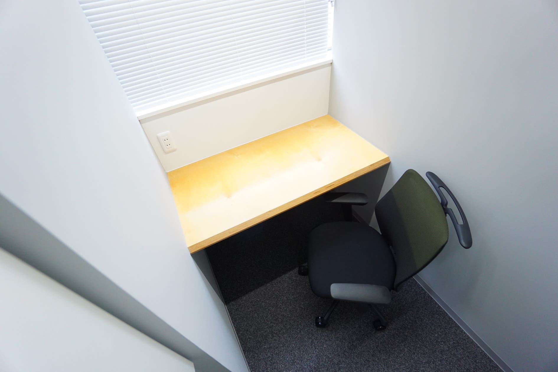 ＜ハニーコムコム稲毛 ワークNo.8＞半個室のコワーキングスペース💻声出し不可🚫光回線Wi-Fi📶電源🔌テレワーク/自習の写真6