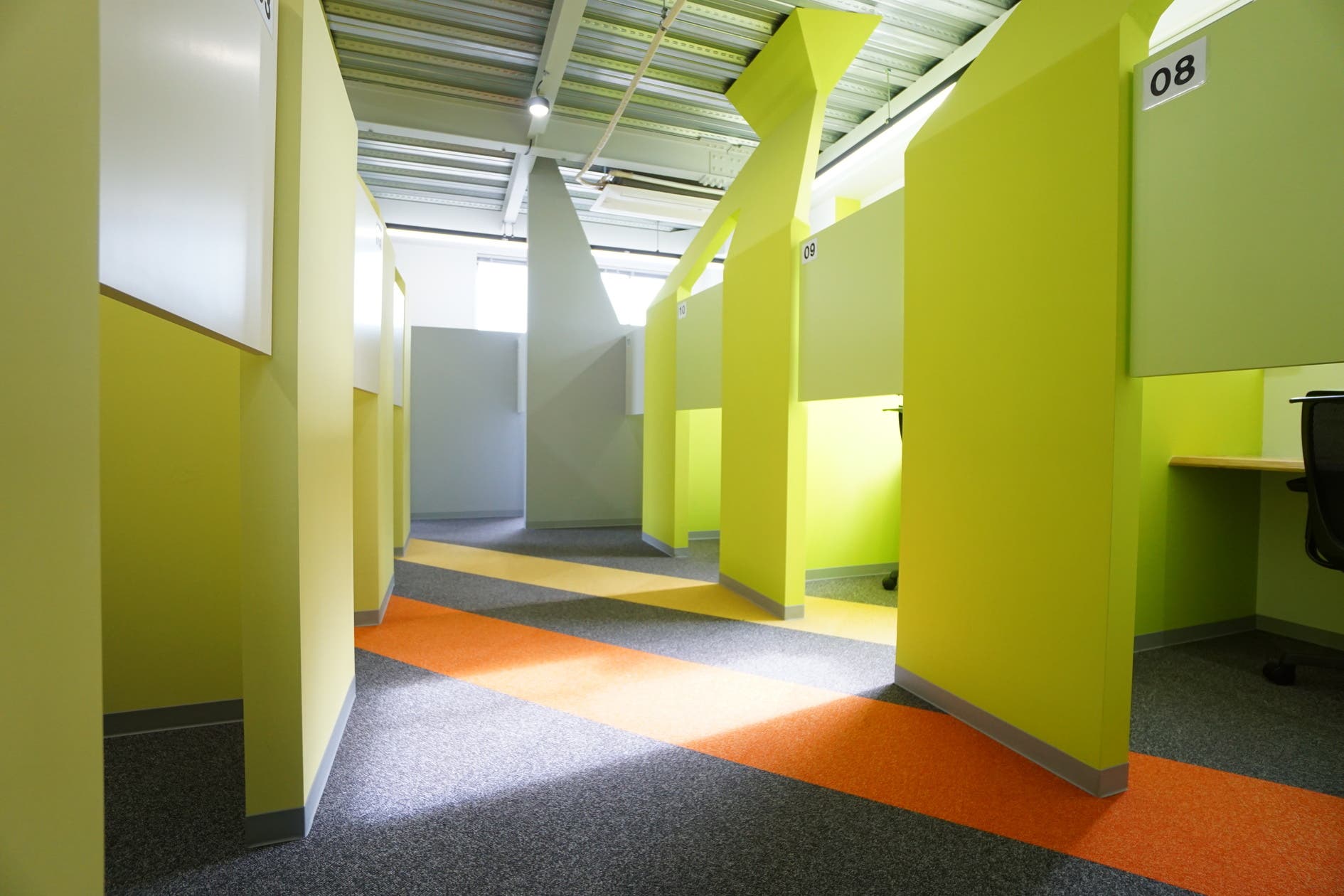 ＜ハニーコムコム稲毛 ワークNo.14＞半個室のコワーキングスペース💻声出し不可🚫光回線Wi-Fi📶電源🔌テレワーク/自習の写真14