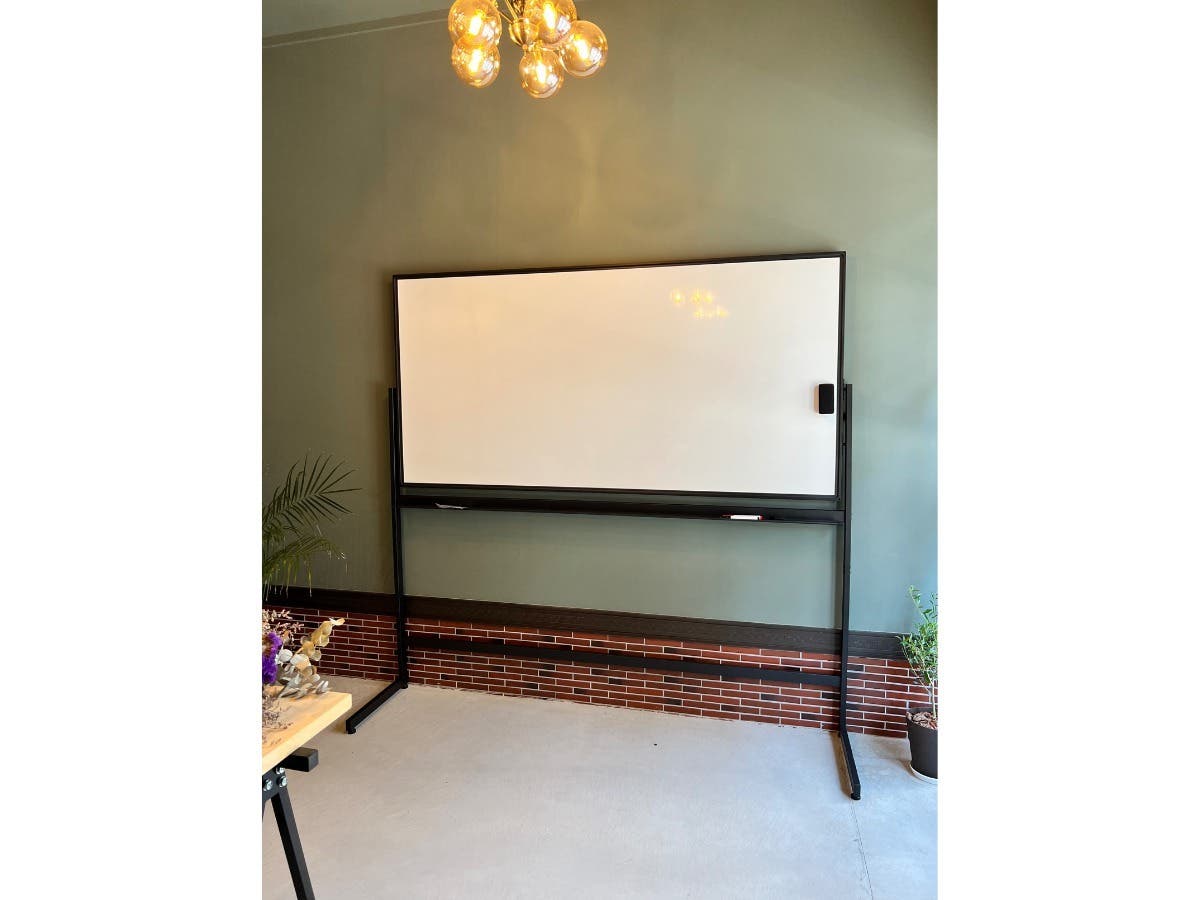 【子ども用備品が充実】アンティークドアと緑の外壁がかわいい古民家モダンな路面の広々土間スペース！の写真19