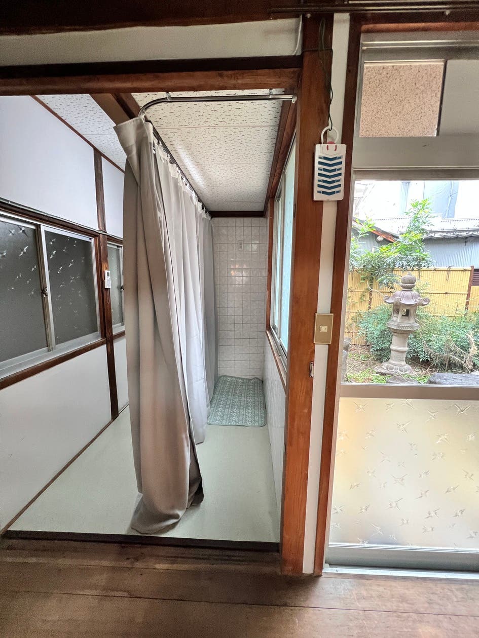 【子ども用備品が充実】アンティークドアと緑の外壁がかわいい古民家モダンな路面の広々土間スペース！の写真22