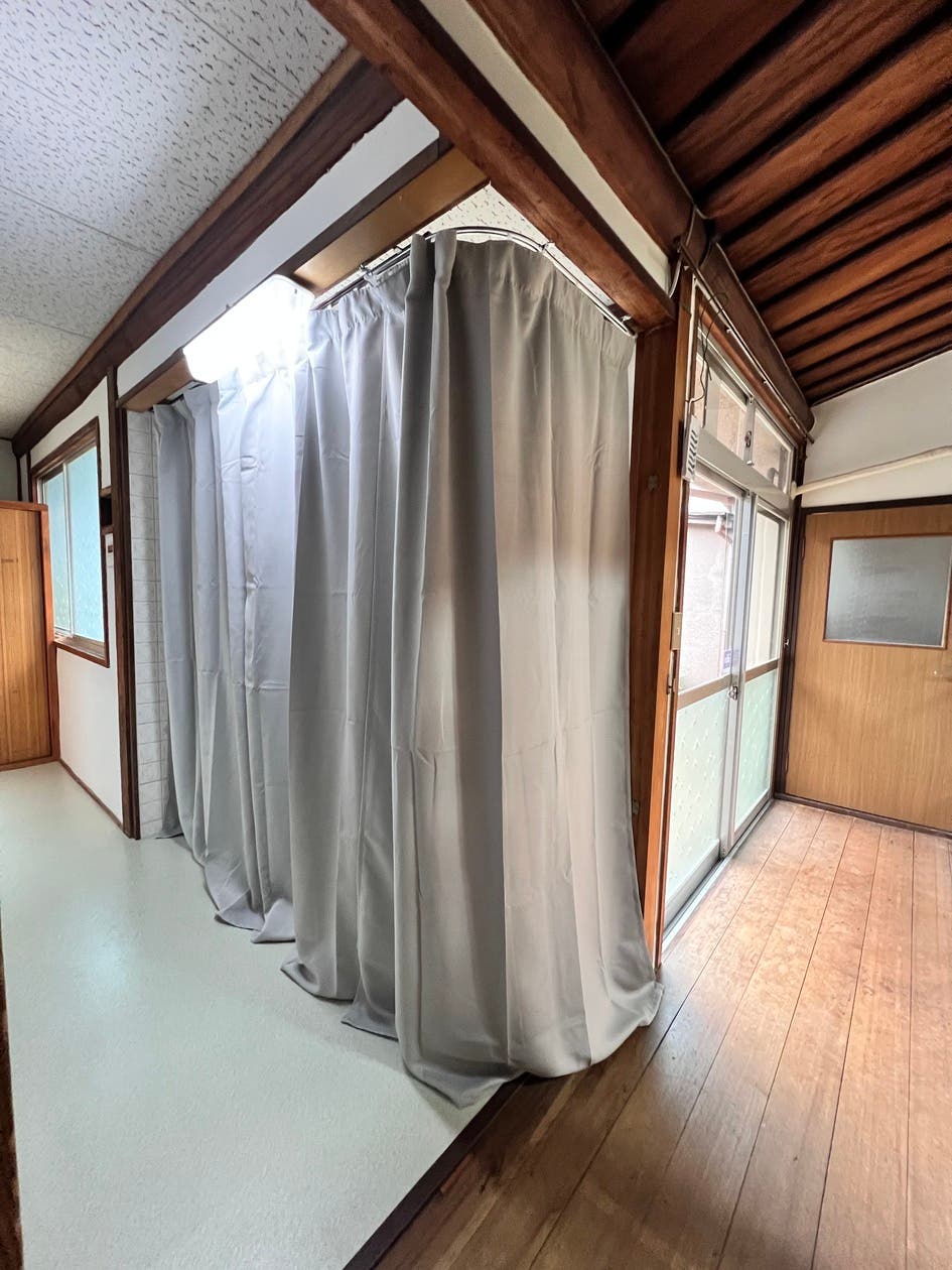 【子ども用備品が充実】アンティークドアと緑の外壁がかわいい古民家モダンな路面の広々土間スペース！の写真23