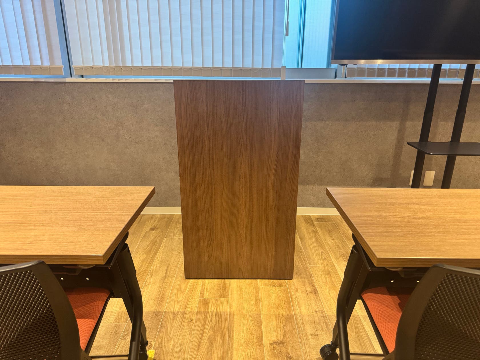 駅直結！新橋駅徒歩1分｜最大51名｜セミナー講演、懇親会、勉強会に最適！｜セミナールーム『チャップリン』の写真7