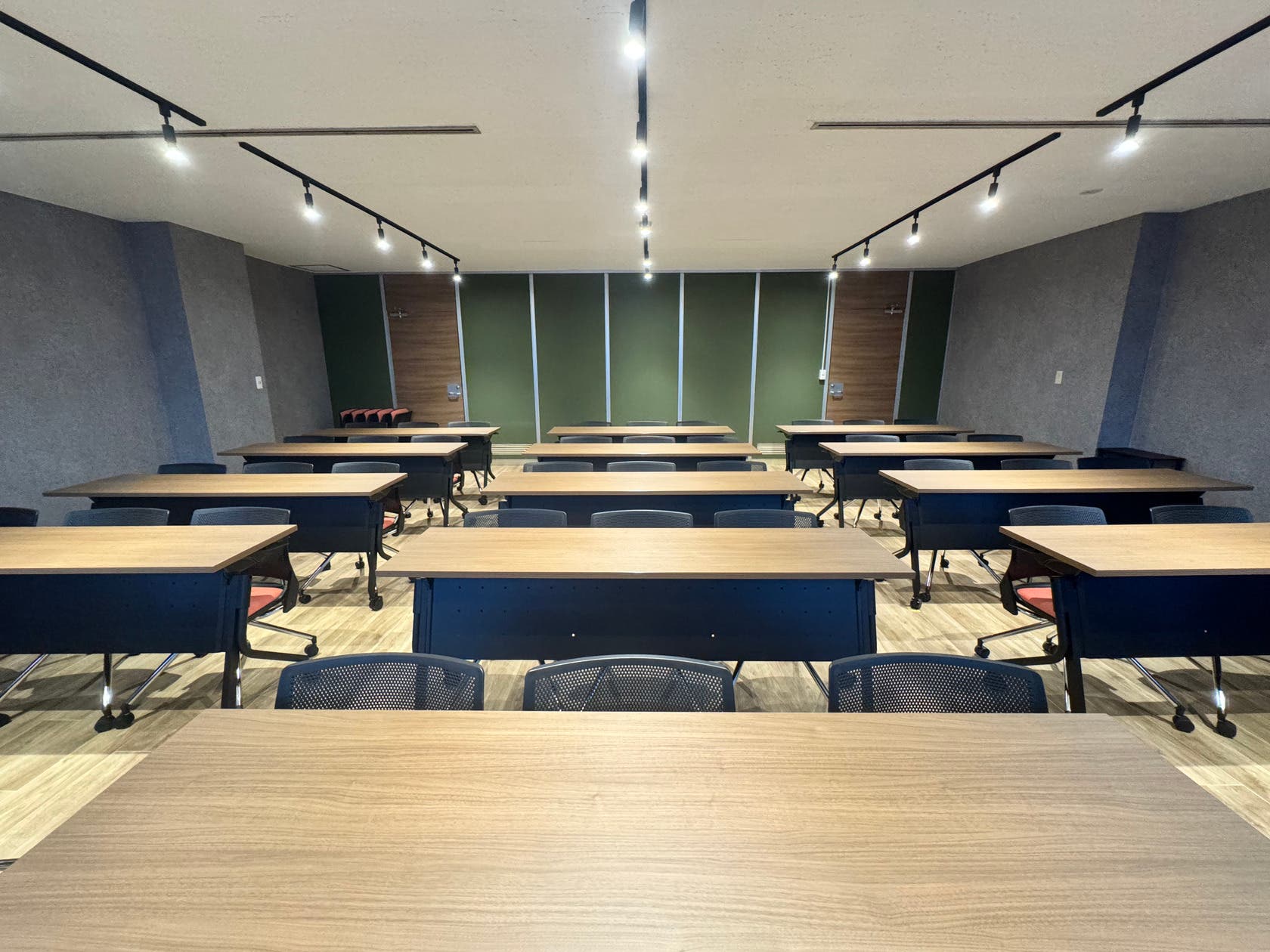 駅直結！新橋駅徒歩1分｜最大51名｜セミナー講演、懇親会、勉強会に最適！｜セミナールーム『チャップリン』の写真8