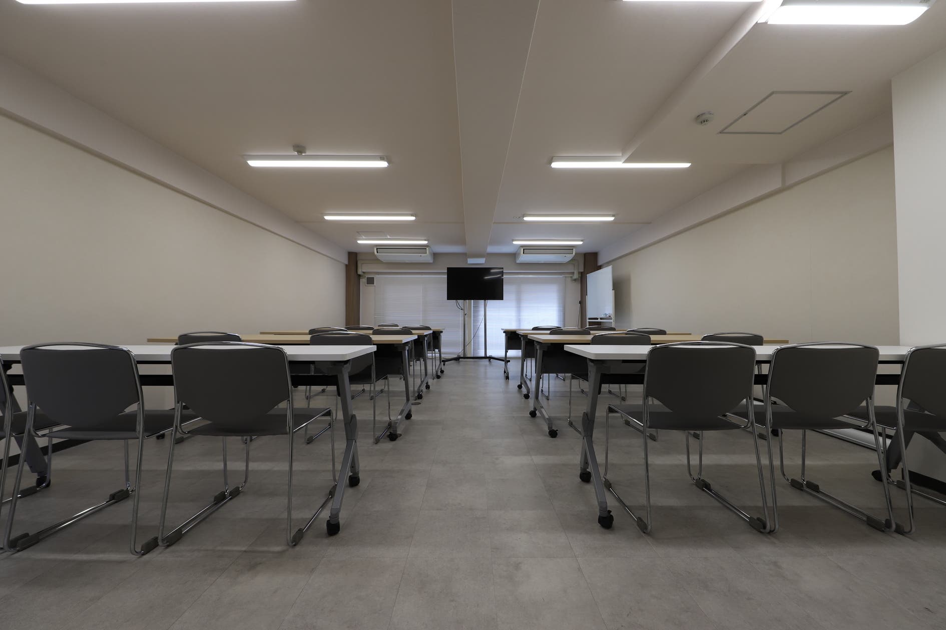 【原宿駅徒歩１分】セミナーや説明会に最適な多目的レンタルスペース｜土足OK WiFi プロジェクター無料＜HOLZ原宿-E＞の写真1