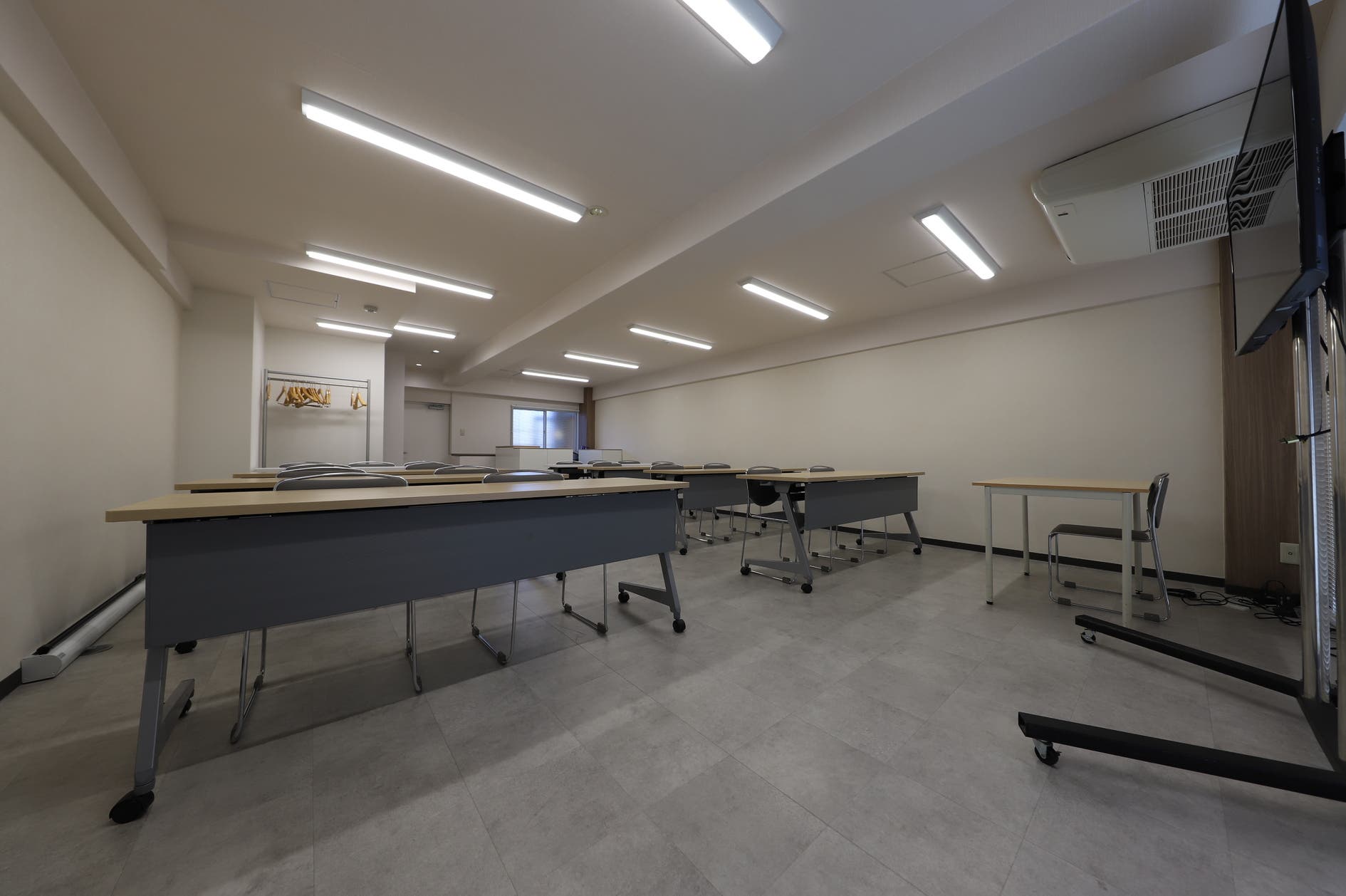 【原宿駅徒歩１分】セミナーや説明会に最適な多目的レンタルスペース｜土足OK WiFi プロジェクター無料＜HOLZ原宿-E＞の写真2