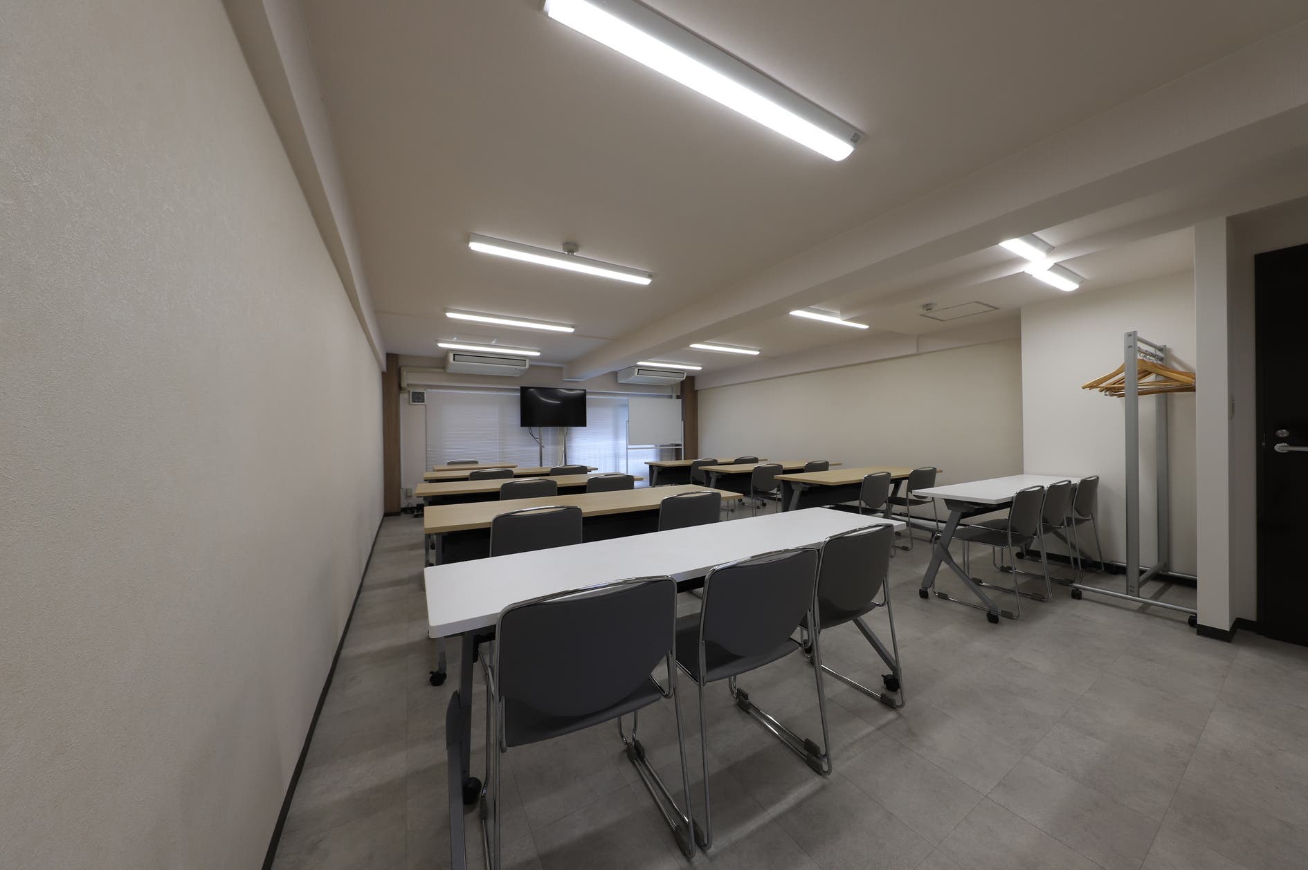 【原宿駅徒歩１分】セミナーや説明会に最適な多目的レンタルスペース｜土足OK WiFi プロジェクター無料＜HOLZ原宿-E＞の写真3