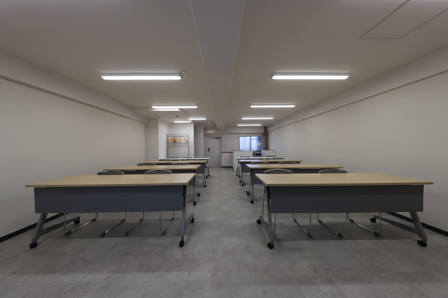 【原宿駅徒歩１分】セミナーや説明会に最適な多目的レンタルスペース｜土足OK WiFi プロジェクター無料＜HOLZ原宿-E＞の写真4