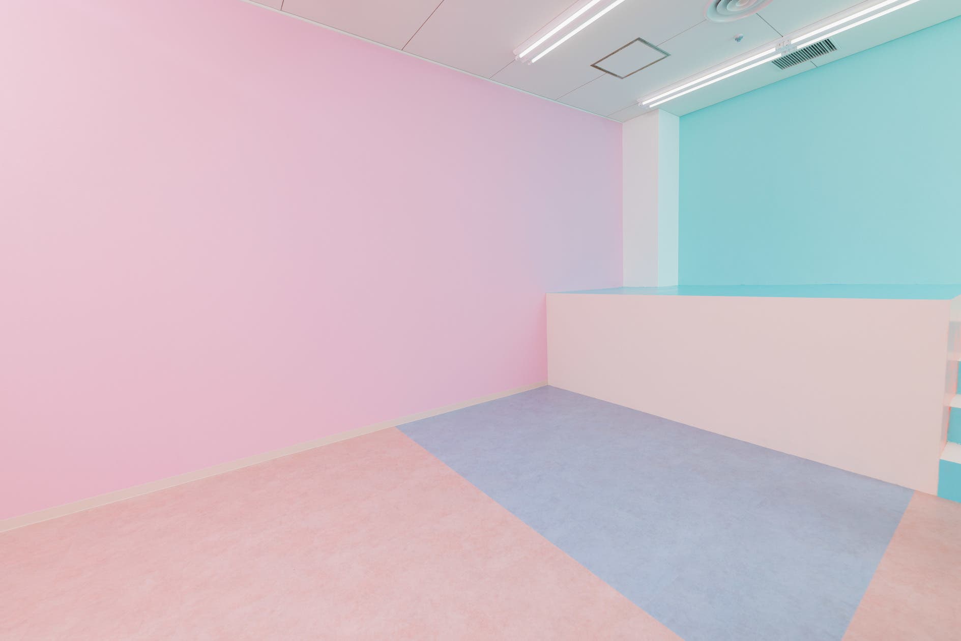 真っ白カフェ風のレンタルスペース！撮影、物販、一日カフェなんでも出来ます！船場センタービル内なので交通アクセス抜群！の写真6