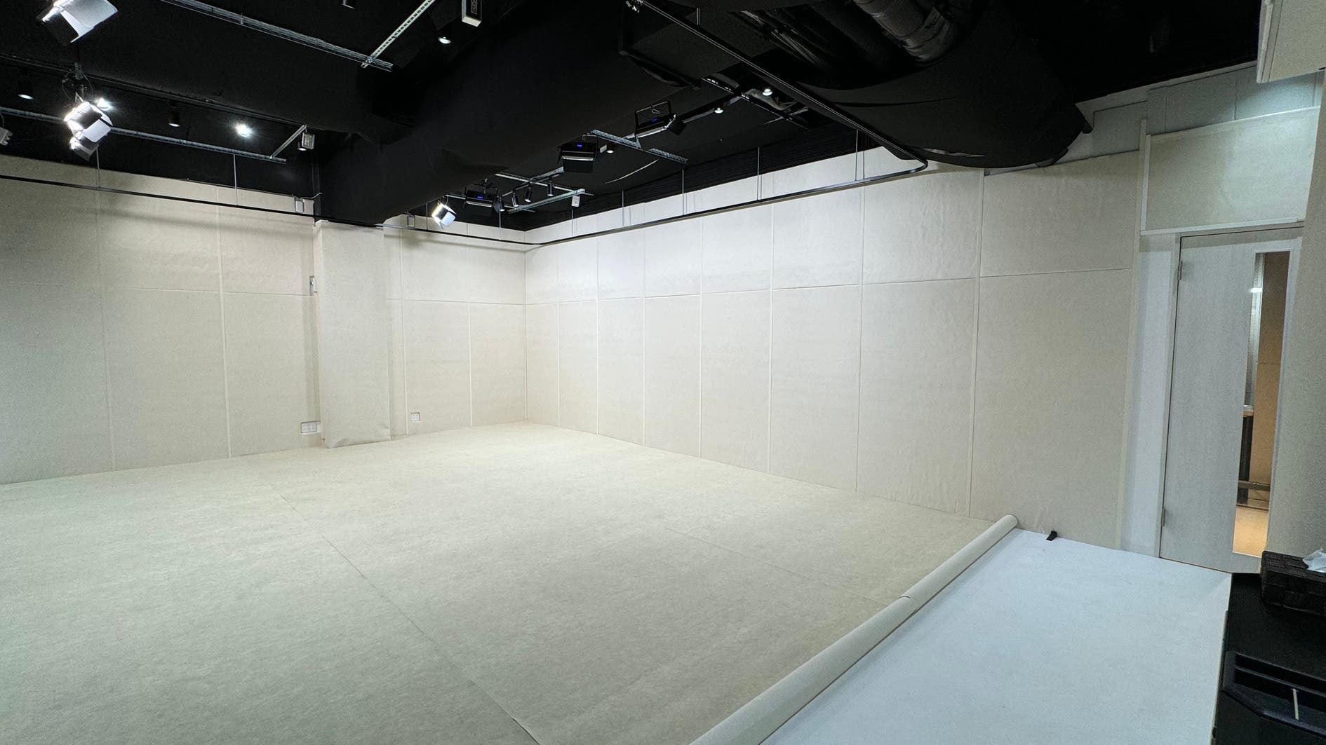 【山手線】鶯谷駅から徒歩9分│洗練された広さ約100㎡の映像収録＆ライブ配信スタジオ【Youtube/ウェビナー/対談】の写真4