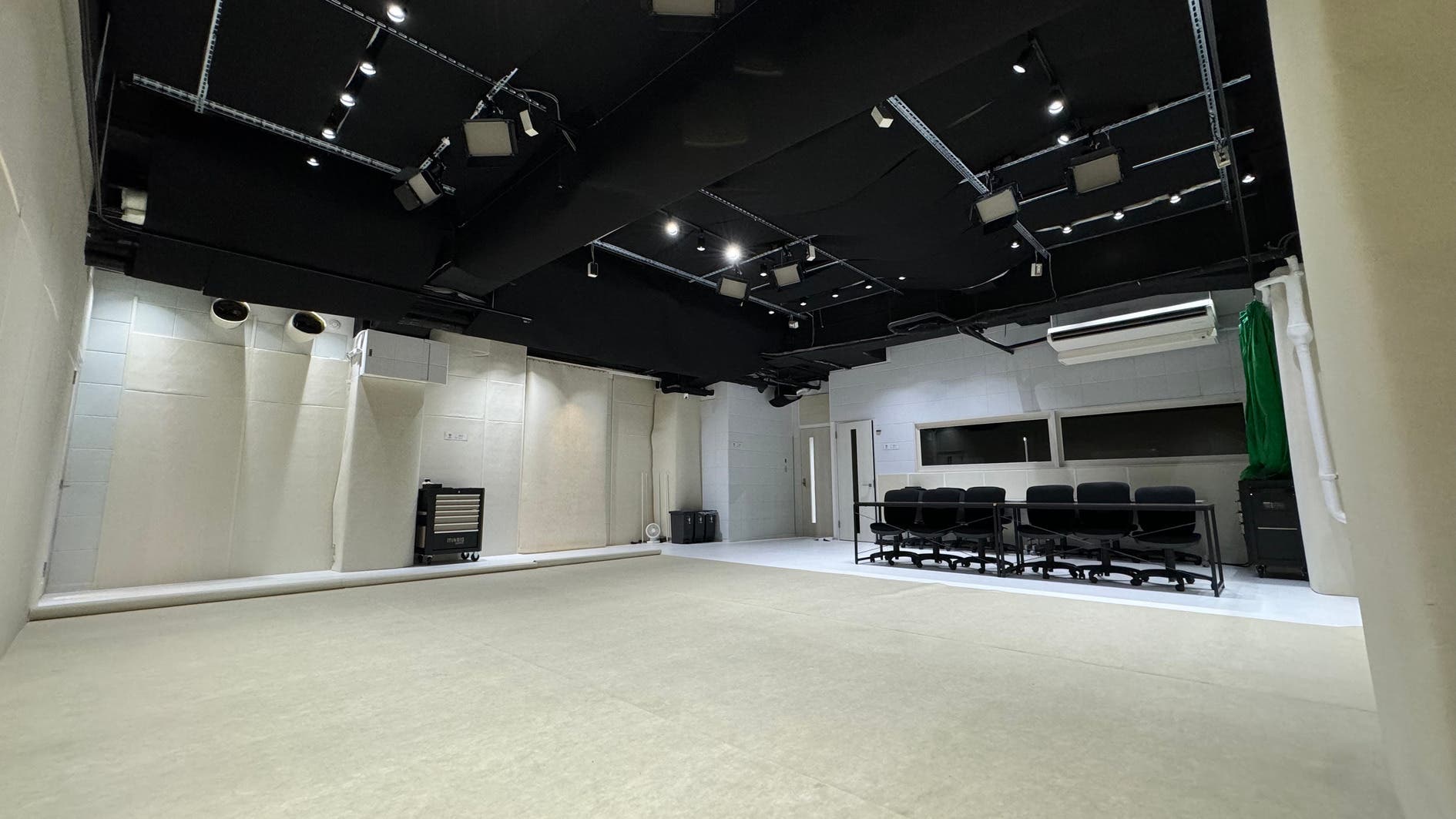 【山手線】鶯谷駅から徒歩9分│洗練された広さ約100㎡の映像収録＆ライブ配信スタジオ【Youtube/ウェビナー/対談】の写真6