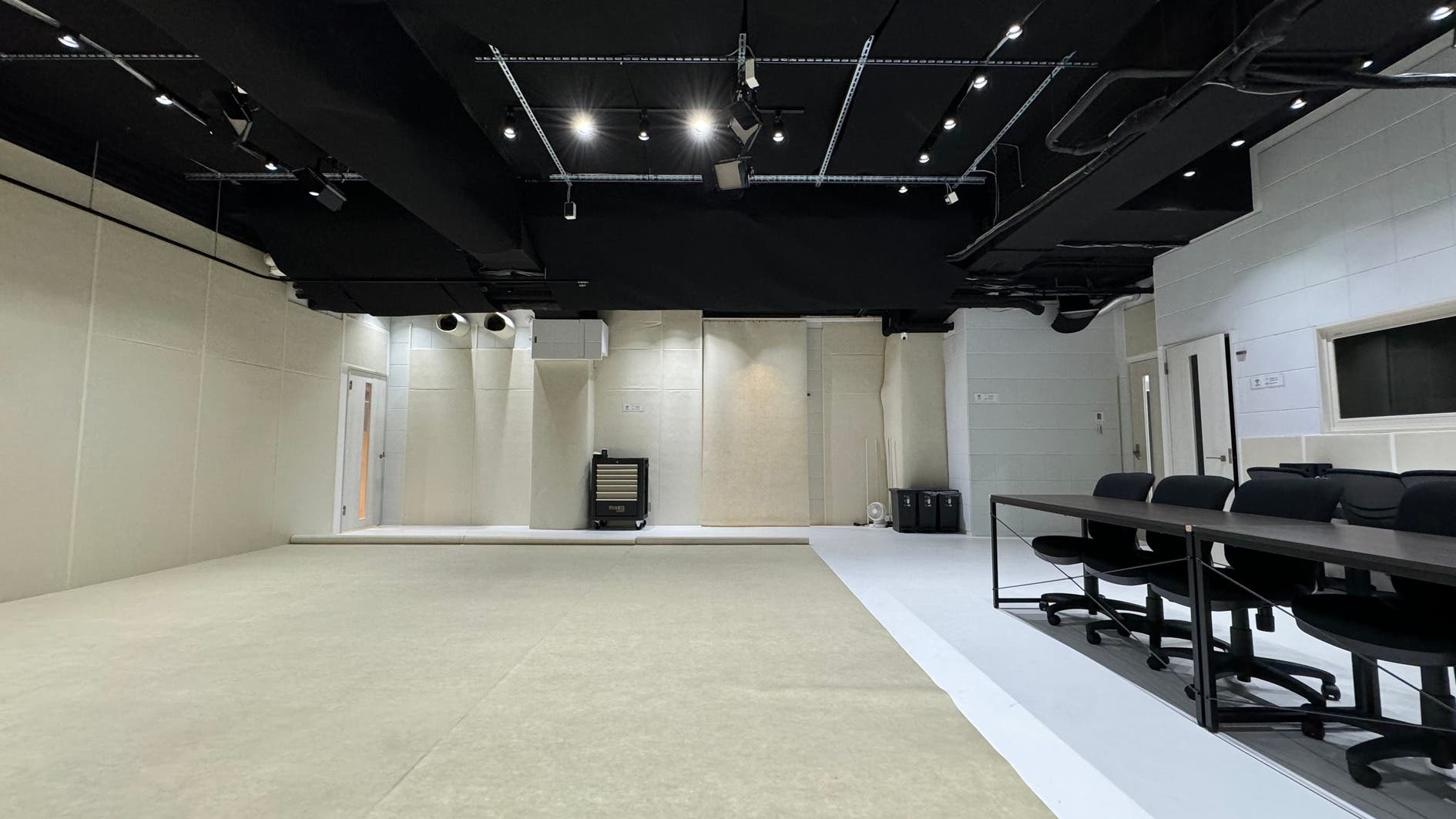 【山手線】鶯谷駅から徒歩9分│洗練された広さ約100㎡の映像収録＆ライブ配信スタジオ【Youtube/ウェビナー/対談】の写真7