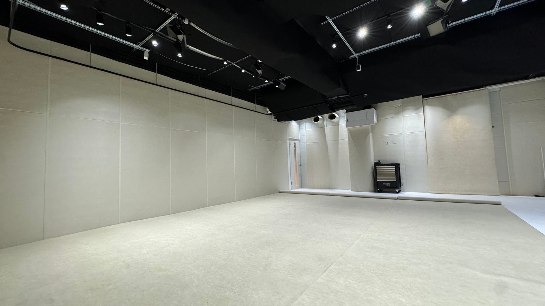 【山手線】鶯谷駅から徒歩9分│洗練された広さ約100㎡の映像収録＆ライブ配信スタジオ【Youtube/ウェビナー/対談】の写真8