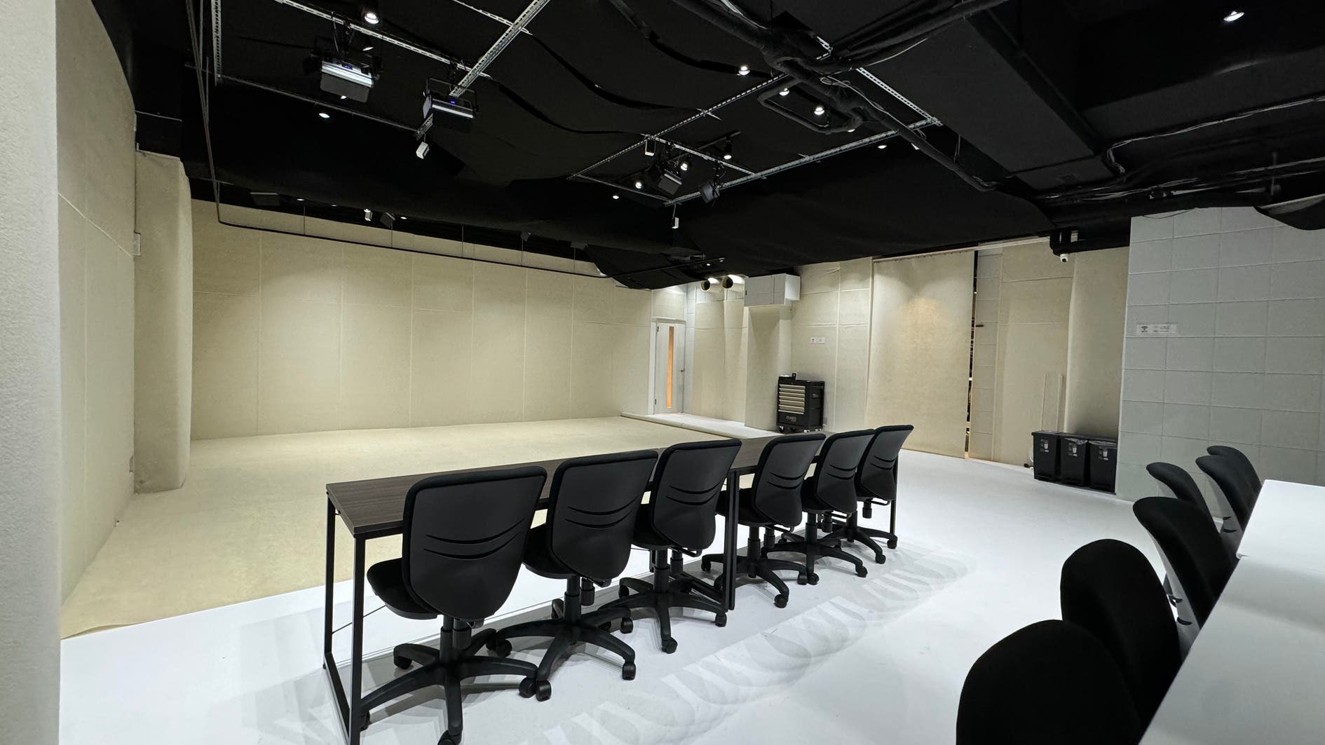 【山手線】鶯谷駅から徒歩9分│洗練された広さ約100㎡の映像収録＆ライブ配信スタジオ【Youtube/ウェビナー/対談】の写真9