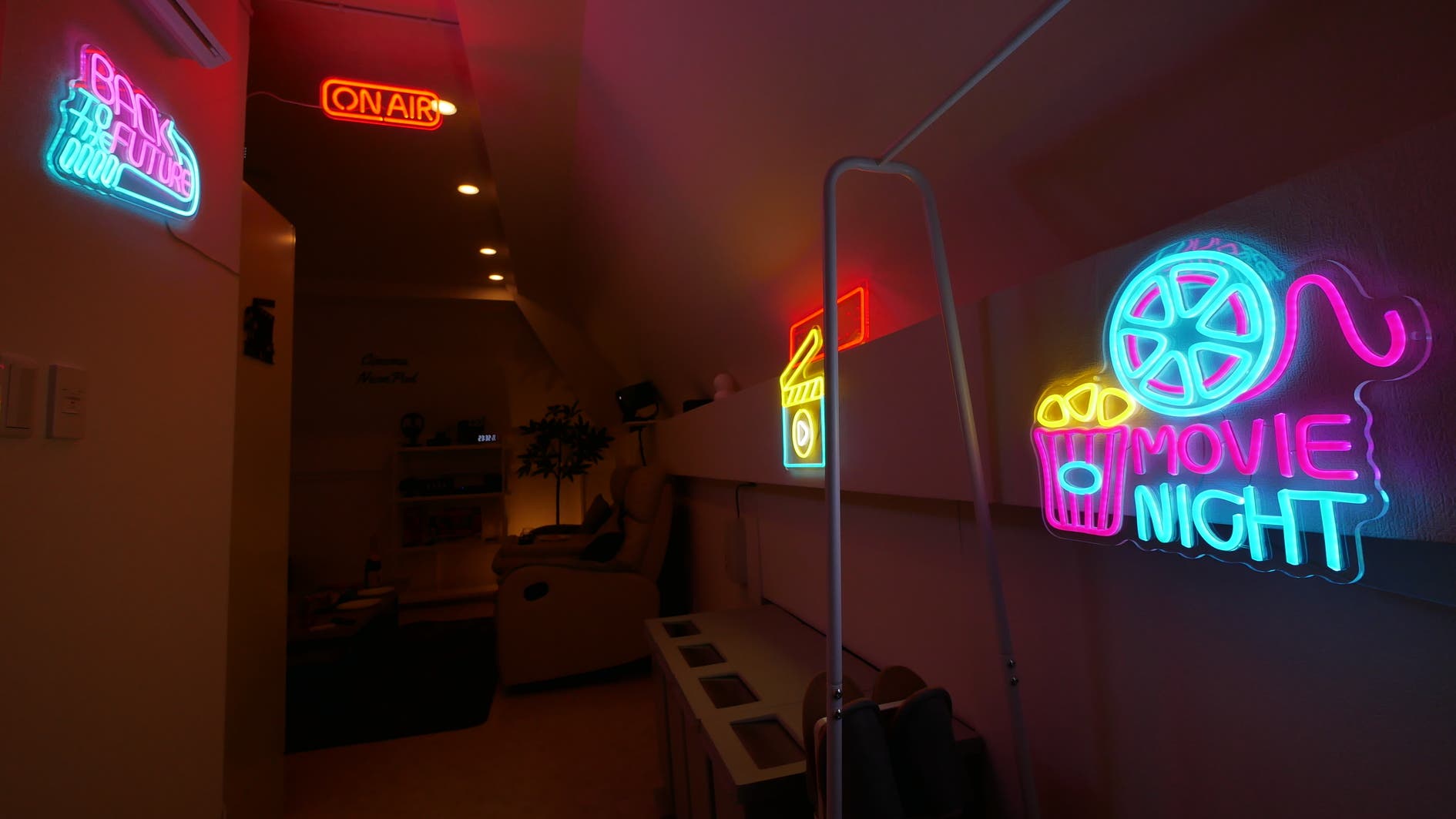 映像と音。映画館級プロジェクターのプライベートシアタールーム｜当日予約可｜アニメや映画鑑賞・おうちデート・推し活・クリスマスの写真12