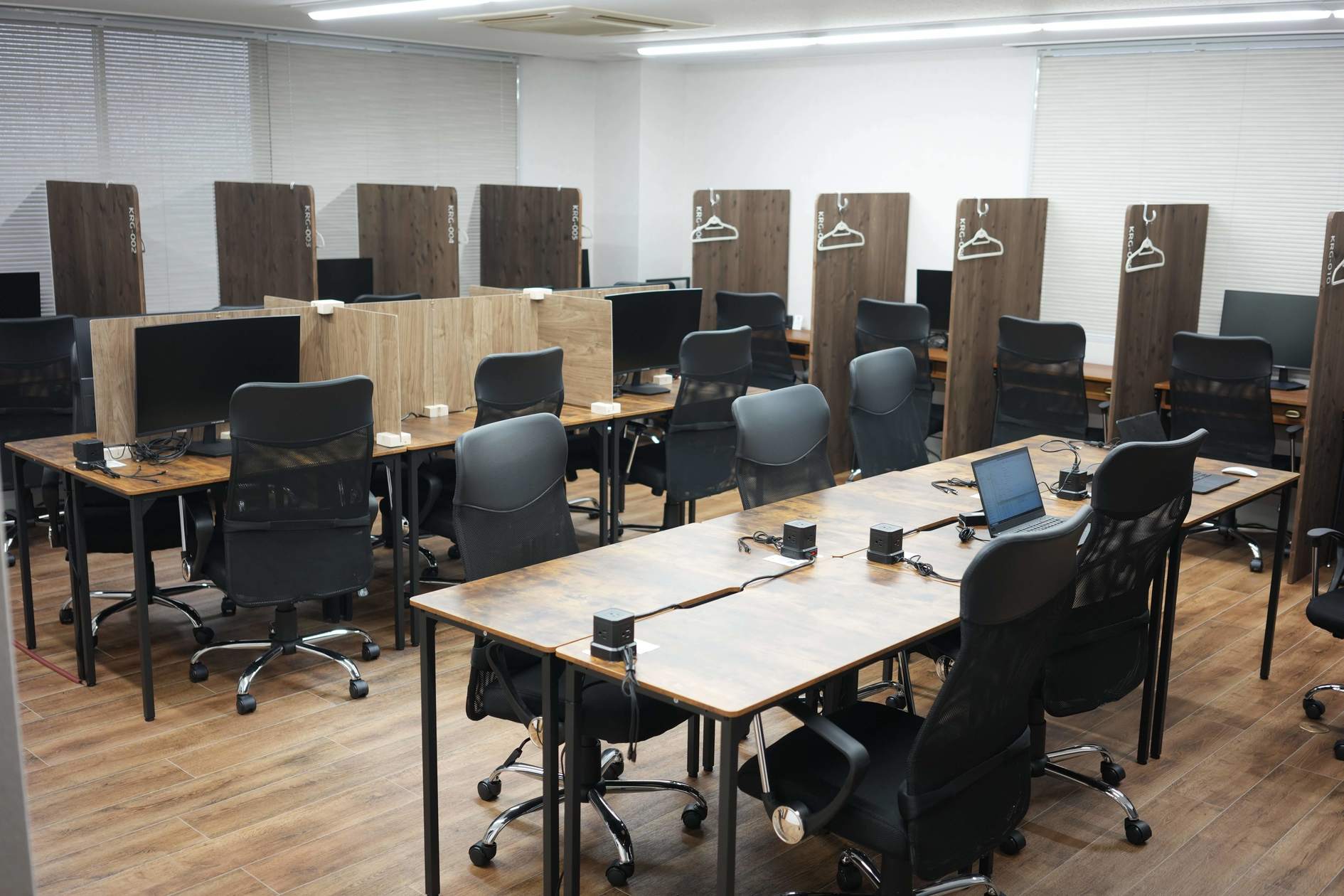 24時間、365日 利用可能なコワーキングスペース・自習室「クレガ本町」の写真1