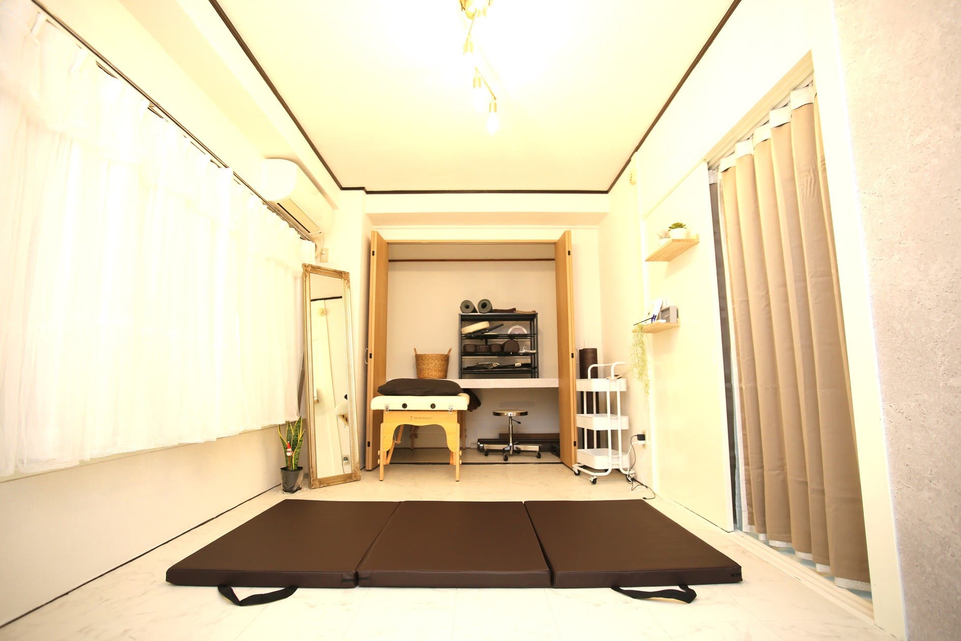 【赤羽駅5分】加湿器導入/電動昇降ベッド有孔/完全個室✨/とにかく広い！😊/待合室＋施術室完備！/Rainbowの写真16