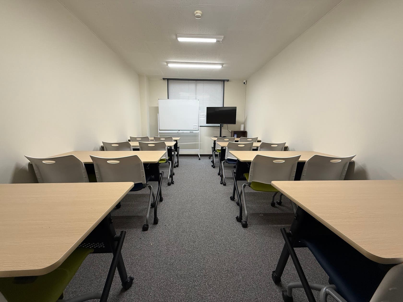 🥳心斎橋駅徒歩4分🎉最大16名！大型モニター/Wi-Fi/シンプルで使いやすい会議室の写真5