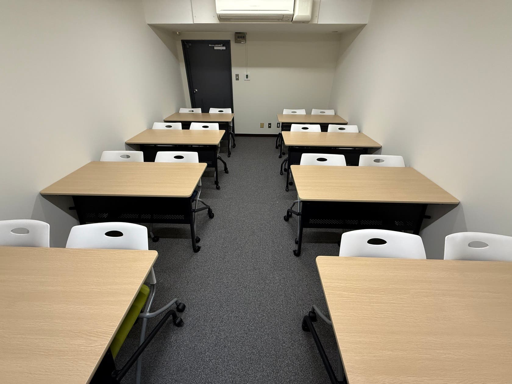 🥳心斎橋駅徒歩4分🎉最大16名！大型モニター/Wi-Fi/シンプルで使いやすい会議室の写真6