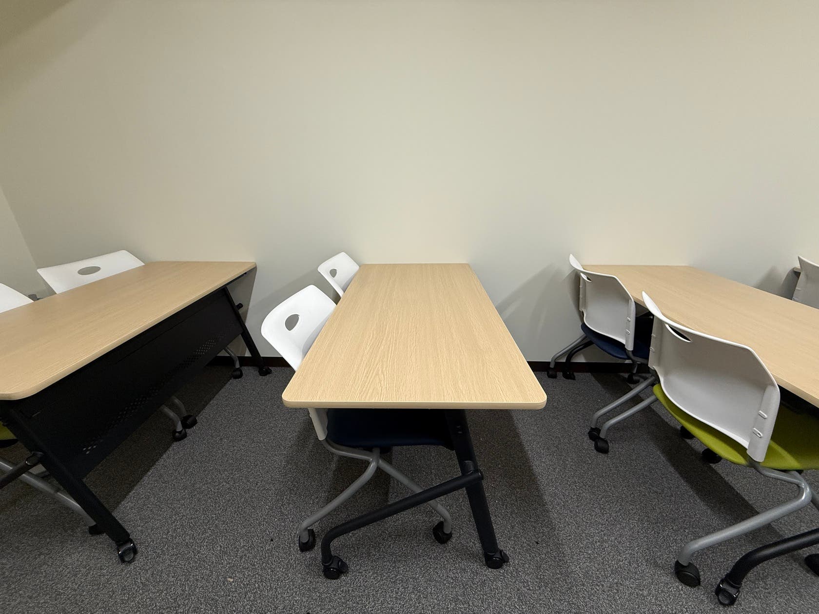 🥳心斎橋駅徒歩4分🎉最大16名！大型モニター/Wi-Fi/シンプルで使いやすい会議室の写真8