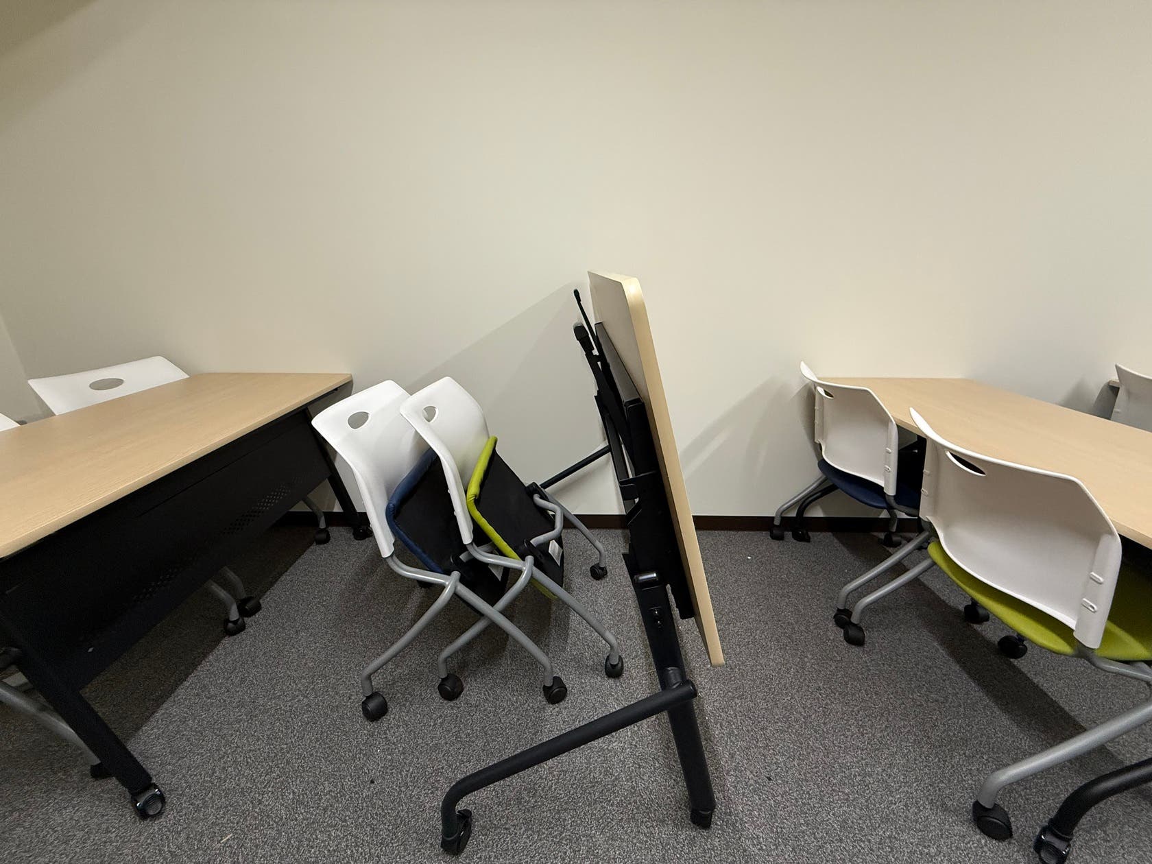 🥳心斎橋駅徒歩4分🎉最大16名！大型モニター/Wi-Fi/シンプルで使いやすい会議室の写真9