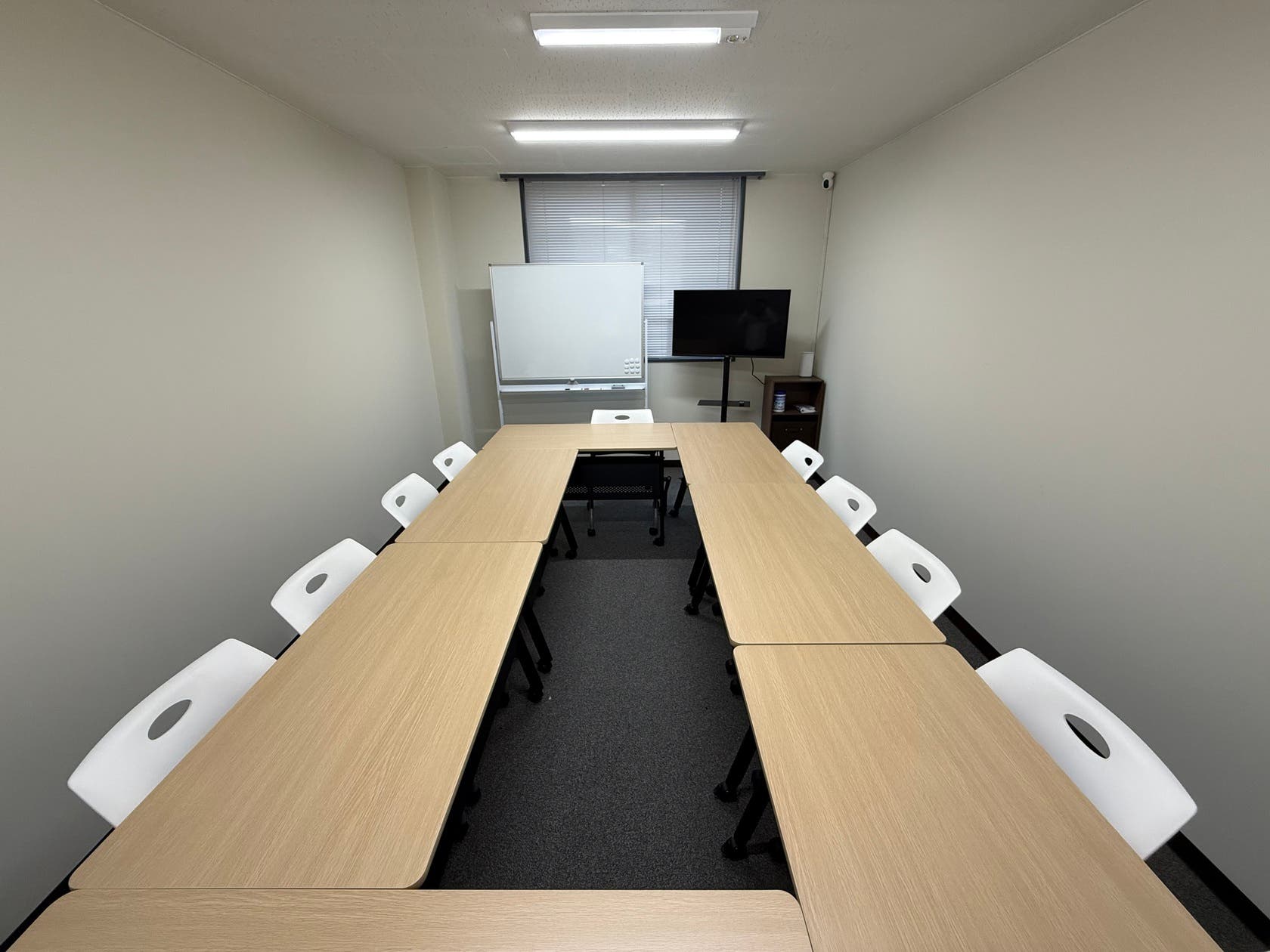 🥳心斎橋駅徒歩4分🎉最大16名！大型モニター/Wi-Fi/シンプルで使いやすい会議室の写真10